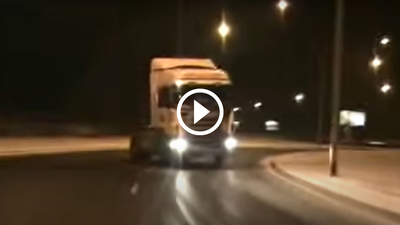 Μύστης φορτηγατζής κάνει «πλατείες» με το Scania [video] - video