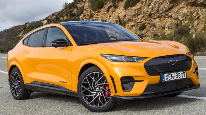 Ποιοτικός διάκοσμος, ξεχωρίζει η τεράστια οθόνη και ο αποθηκευτικός χώ ...